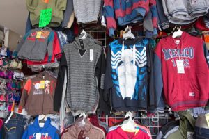 Mixcalco el mercado donde además de uniformes hay zapatos y disfraces