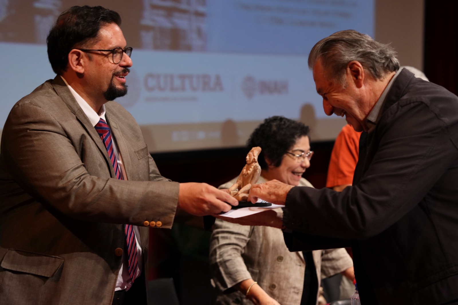 Estudiantes y egresados conmemoran el aniversario de la ENAH - Máspormás