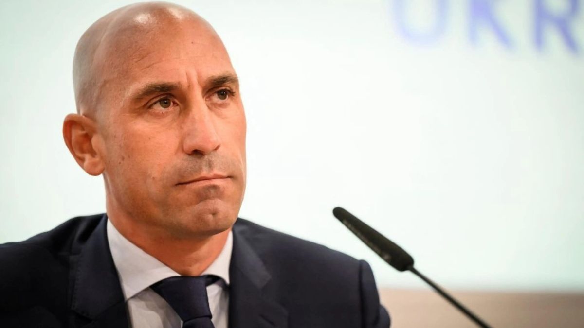 Suspenden a Luis Rubiales por la FIFA